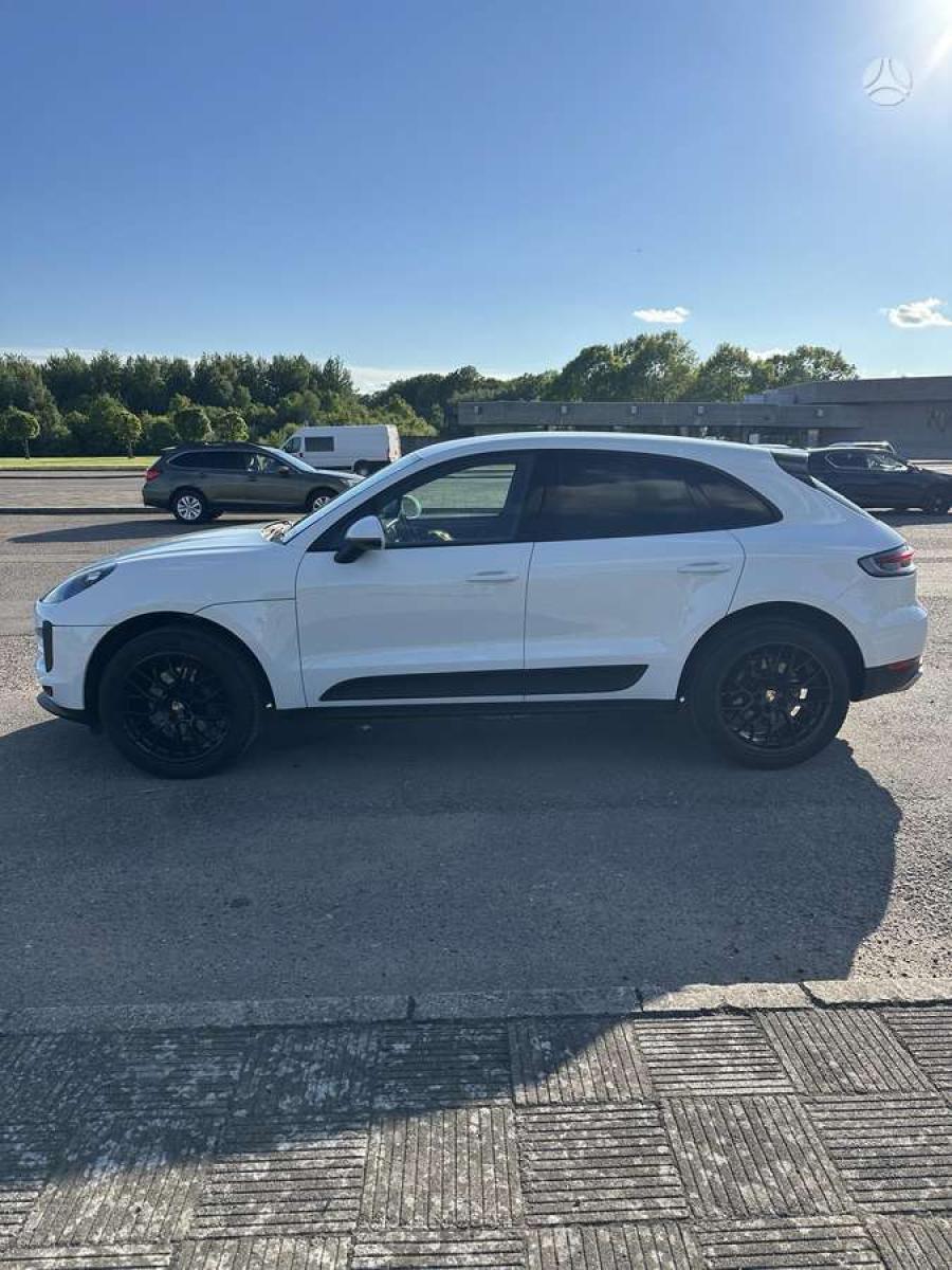 White Porsche Macan 2020 in Kaunas, with an engine capacity of 1.98 L and mileage of 75 thousand km for 28800 €, photo 5 on AUTOMOTO.COM.LV