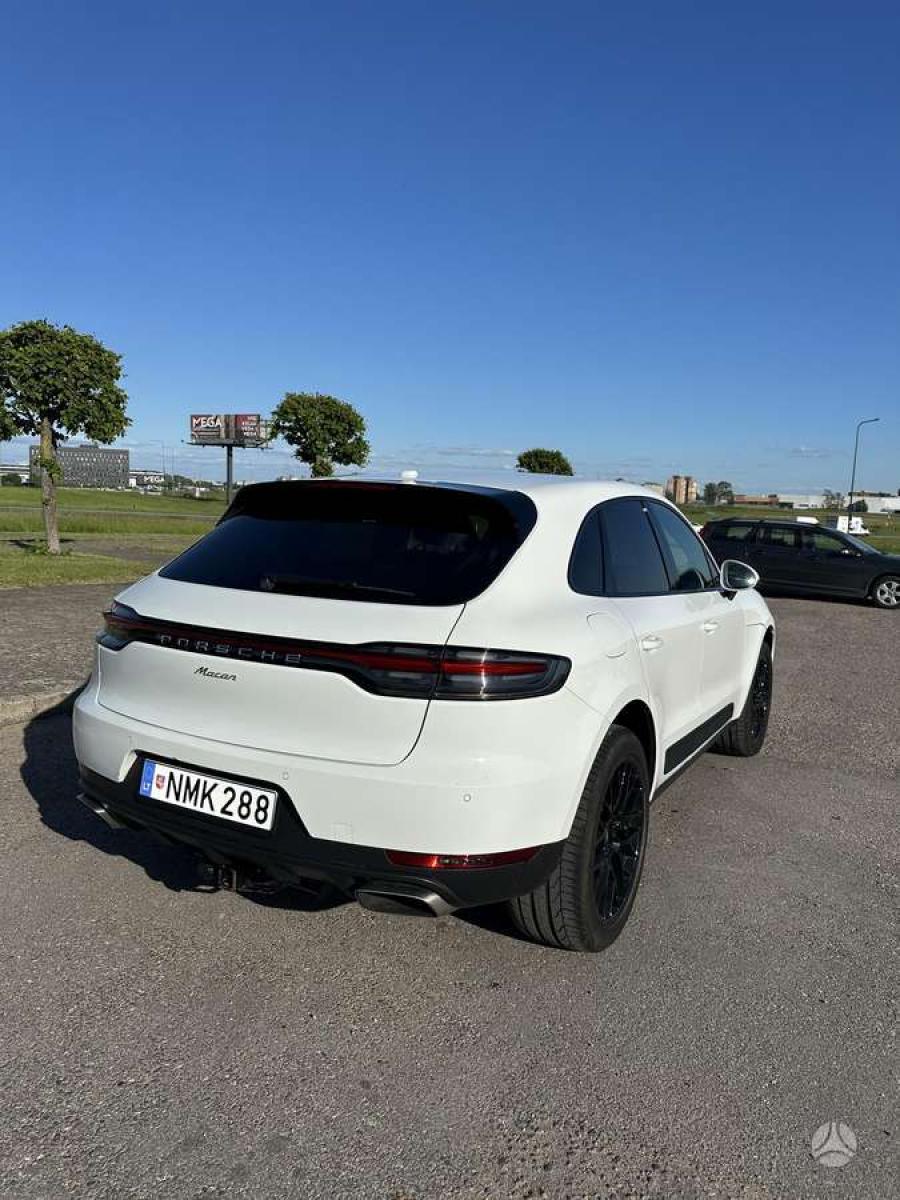White Porsche Macan 2020 in Kaunas, with an engine capacity of 1.98 L and mileage of 75 thousand km for 28800 €, photo 6 on AUTOMOTO.COM.LV