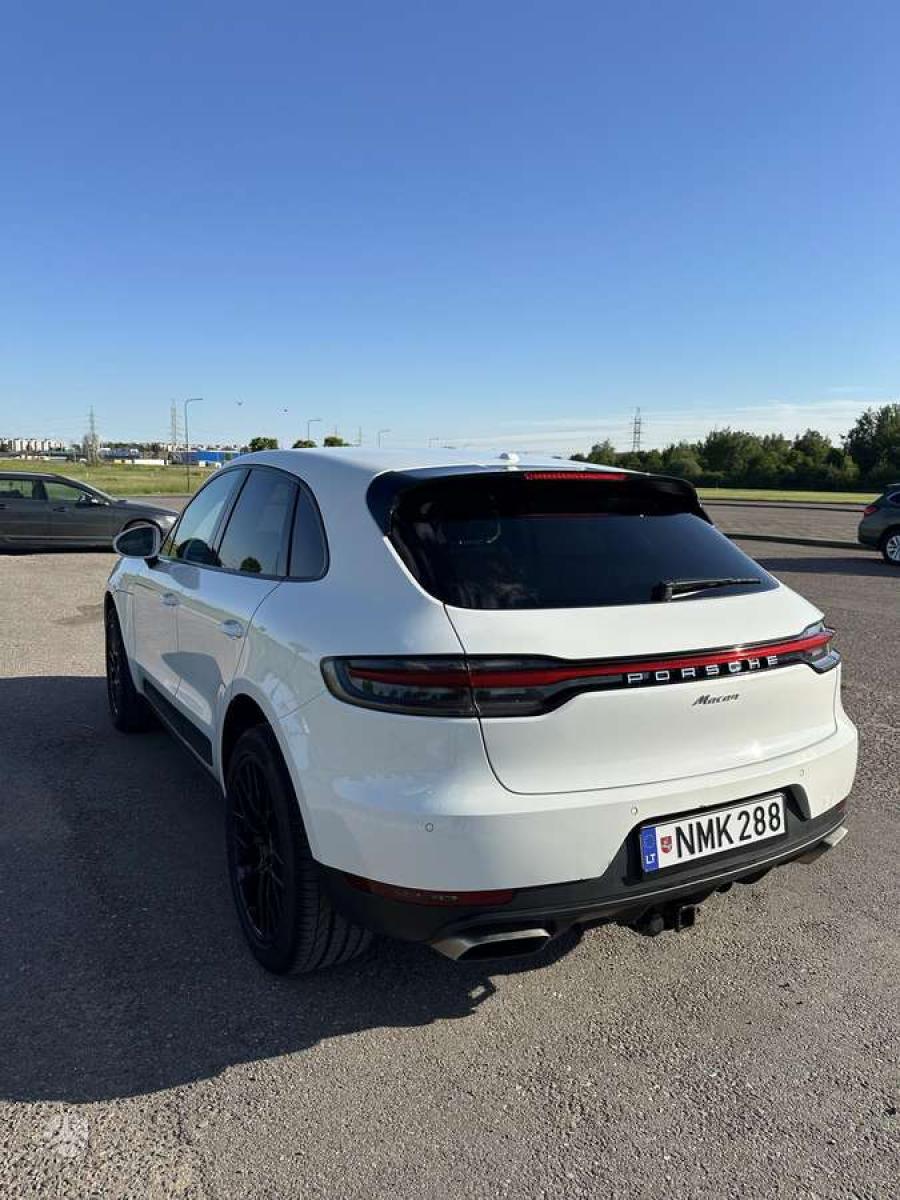 White Porsche Macan 2020 in Kaunas, with an engine capacity of 1.98 L and mileage of 75 thousand km for 28800 €, photo 7 on AUTOMOTO.COM.LV