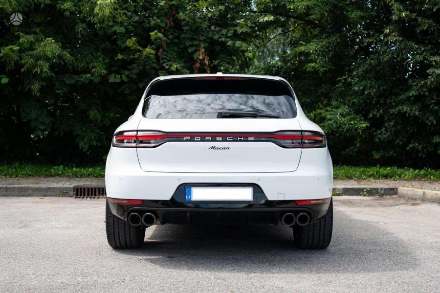 White Porsche Macan 2021 in Klaipeda, with an engine capacity of 1.98 L and mileage of 105 thousand km for 39500 €, photo 3 on AUTOMOTO.COM.LV