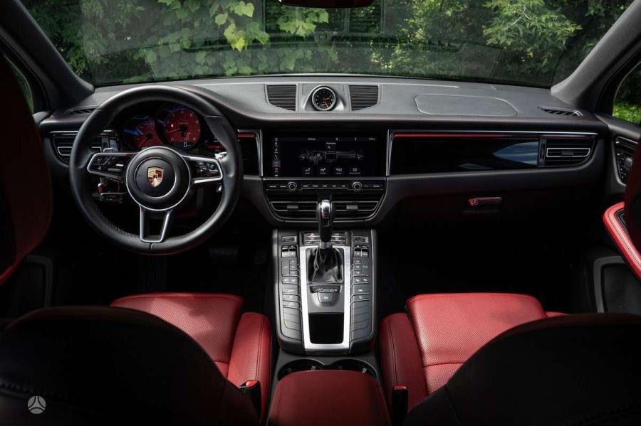 White Porsche Macan 2021 in Klaipeda, with an engine capacity of 1.98 L and mileage of 105 thousand km for 39500 €, photo 7 on AUTOMOTO.COM.LV