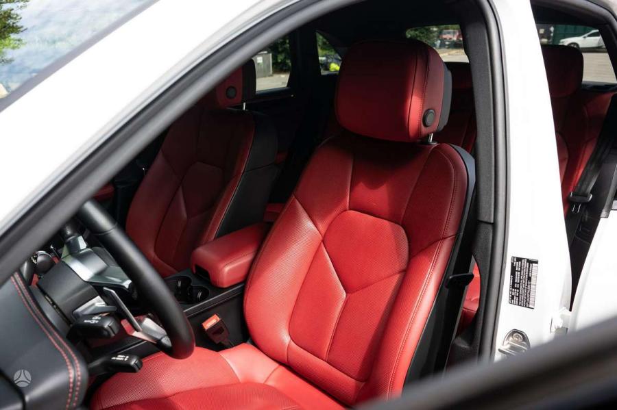 White Porsche Macan 2021 in Klaipeda, with an engine capacity of 1.98 L and mileage of 105 thousand km for 39500 €, photo 9 on AUTOMOTO.COM.LV