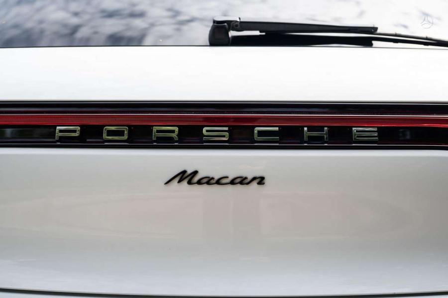 White Porsche Macan 2021 in Klaipeda, with an engine capacity of 1.98 L and mileage of 105 thousand km for 39500 €, photo 14 on AUTOMOTO.COM.LV