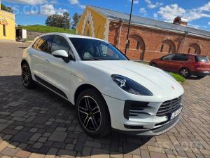 White Porsche Macan 2021 in Daugavpils, with an engine capacity of 2.00 L and mileage of 48 thousand km for 36950 €, photo 3 on AUTOMOTO.COM.LV