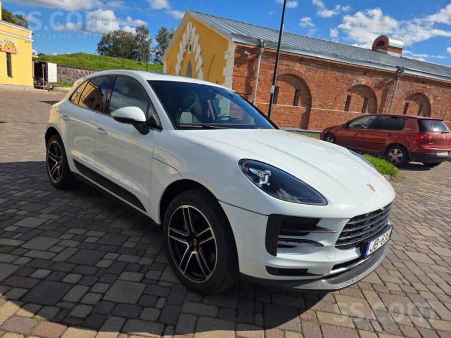 White Porsche Macan 2021 in Daugavpils, with an engine capacity of 2.00 L and mileage of 48 thousand km for 36950 €, photo 3 on AUTOMOTO.COM.LV