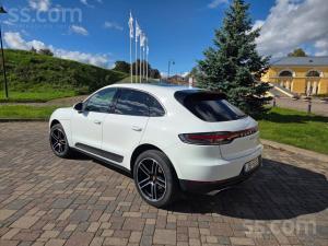 White Porsche Macan 2021 in Daugavpils, with an engine capacity of 2.00 L and mileage of 48 thousand km for 36950 €, photo 4 on AUTOMOTO.COM.LV