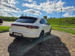 White Porsche Macan 2021 in Daugavpils, with an engine capacity of 2.00 L and mileage of 48 thousand km for 36950 €, photo 5 on AUTOMOTO.COM.LV