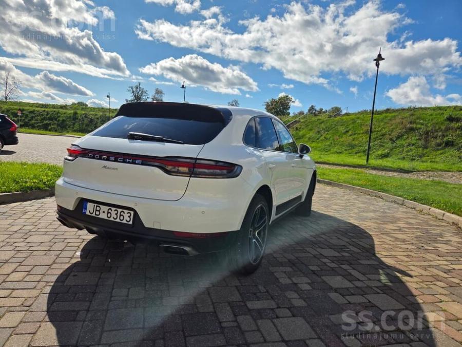 White Porsche Macan 2021 in Daugavpils, with an engine capacity of 2.00 L and mileage of 48 thousand km for 36950 €, photo 5 on AUTOMOTO.COM.LV