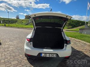 White Porsche Macan 2021 in Daugavpils, with an engine capacity of 2.00 L and mileage of 48 thousand km for 36950 €, photo 6 on AUTOMOTO.COM.LV