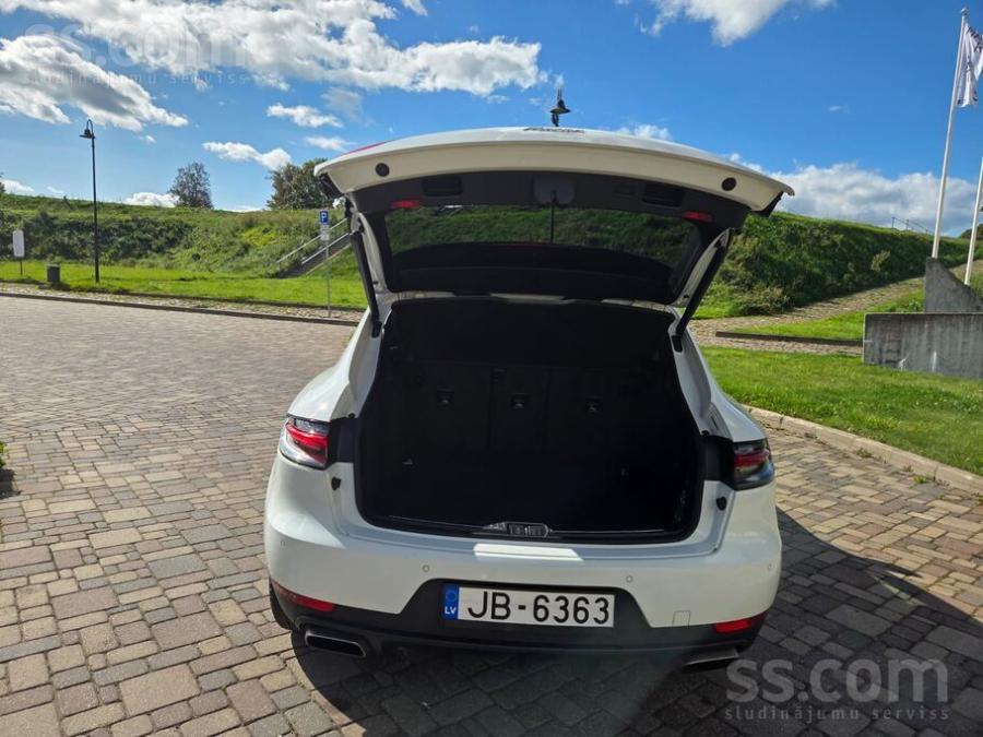 White Porsche Macan 2021 in Daugavpils, with an engine capacity of 2.00 L and mileage of 48 thousand km for 36950 €, photo 6 on AUTOMOTO.COM.LV