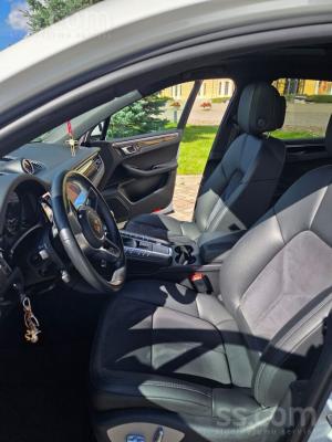 White Porsche Macan 2021 in Daugavpils, with an engine capacity of 2.00 L and mileage of 48 thousand km for 36950 €, photo 7 on AUTOMOTO.COM.LV