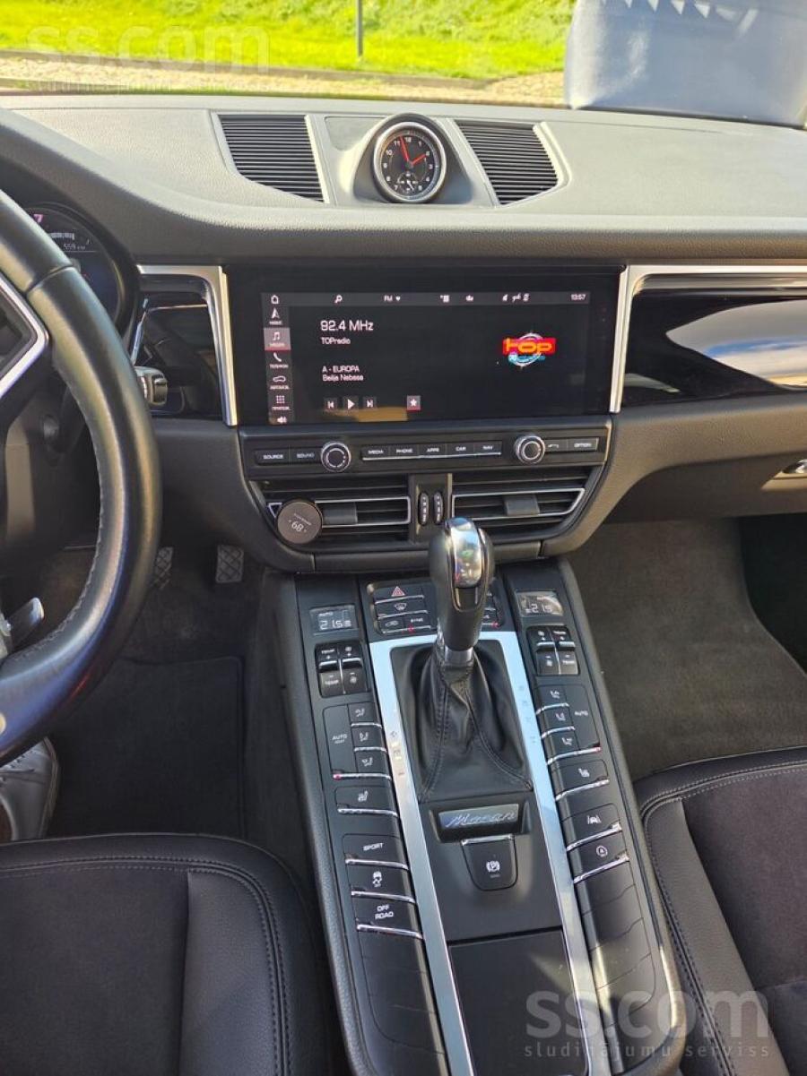 White Porsche Macan 2021 in Daugavpils, with an engine capacity of 2.00 L and mileage of 48 thousand km for 36950 €, photo 9 on AUTOMOTO.COM.LV