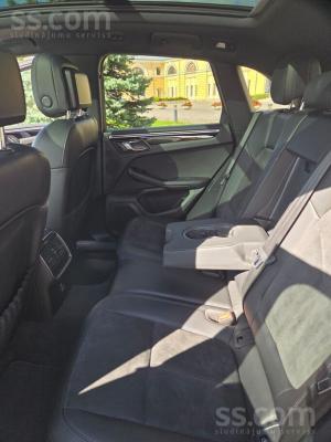 White Porsche Macan 2021 in Daugavpils, with an engine capacity of 2.00 L and mileage of 48 thousand km for 36950 €, photo 10 on AUTOMOTO.COM.LV