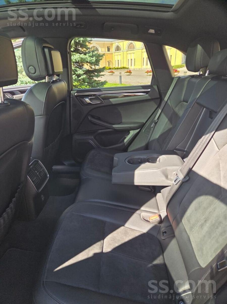 White Porsche Macan 2021 in Daugavpils, with an engine capacity of 2.00 L and mileage of 48 thousand km for 36950 €, photo 10 on AUTOMOTO.COM.LV