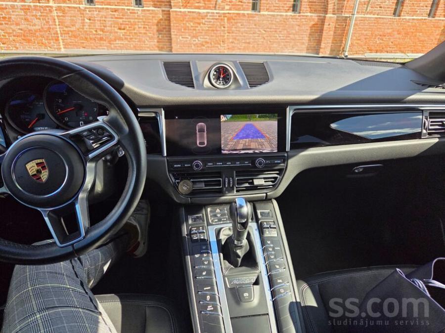 White Porsche Macan 2021 in Daugavpils, with an engine capacity of 2.00 L and mileage of 48 thousand km for 36950 €, photo 11 on AUTOMOTO.COM.LV