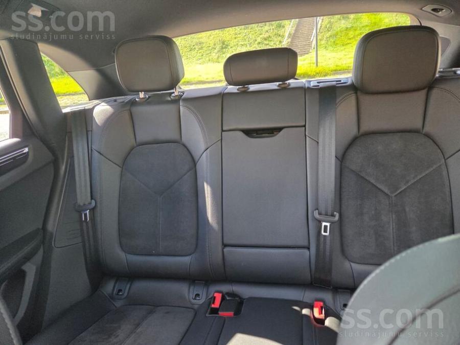 White Porsche Macan 2021 in Daugavpils, with an engine capacity of 2.00 L and mileage of 48 thousand km for 36950 €, photo 12 on AUTOMOTO.COM.LV