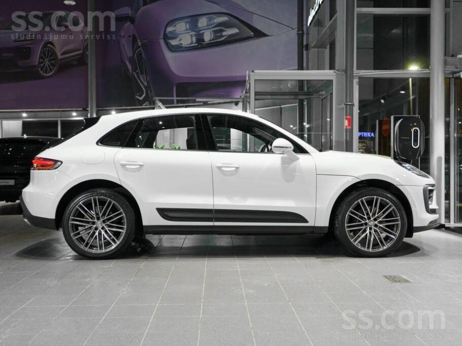 White Porsche Macan 2023 in Riga, with an engine capacity of 2.00 L and mileage of 64 thousand km for 59900 €, photo 7 on AUTOMOTO.COM.LV
