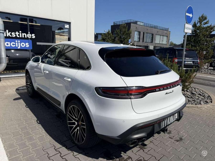 White Porsche Macan 2023 in Kaunas, with an engine capacity of 2.89 L and mileage of 61 thousand km for 51500 €, photo 5 on AUTOMOTO.COM.LV