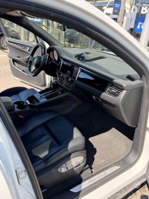 White Porsche Macan 2023 in Kaunas, with an engine capacity of 2.89 L and mileage of 61 thousand km for 51500 €, photo 6 on AUTOMOTO.COM.LV