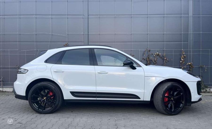 White Porsche Macan 2023 in Klaipeda, with an engine capacity of 2.89 L and mileage of 19 thousand km for 53900 €, photo 4 on AUTOMOTO.COM.LV