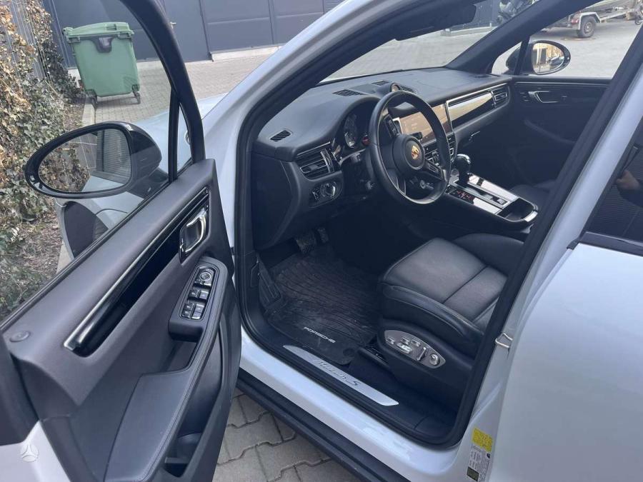 White Porsche Macan 2023 in Klaipeda, with an engine capacity of 2.89 L and mileage of 19 thousand km for 53900 €, photo 11 on AUTOMOTO.COM.LV