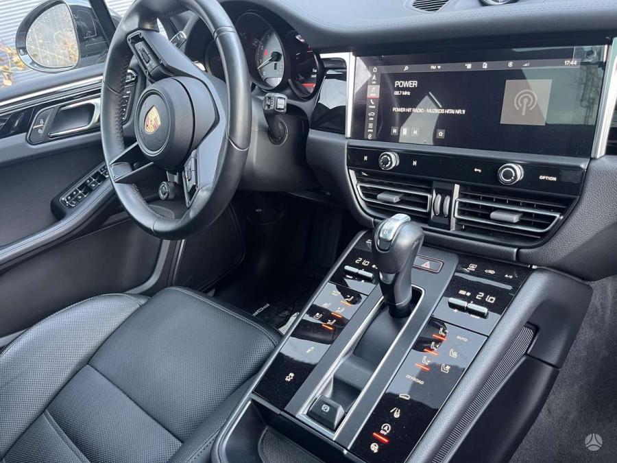 White Porsche Macan 2023 in Klaipeda, with an engine capacity of 2.89 L and mileage of 19 thousand km for 53900 €, photo 13 on AUTOMOTO.COM.LV