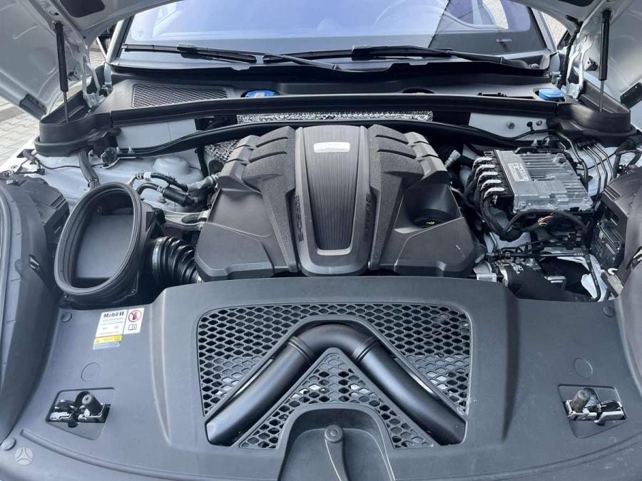 White Porsche Macan 2023 in Klaipeda, with an engine capacity of 2.89 L and mileage of 19 thousand km for 53900 €, photo 15 on AUTOMOTO.COM.LV