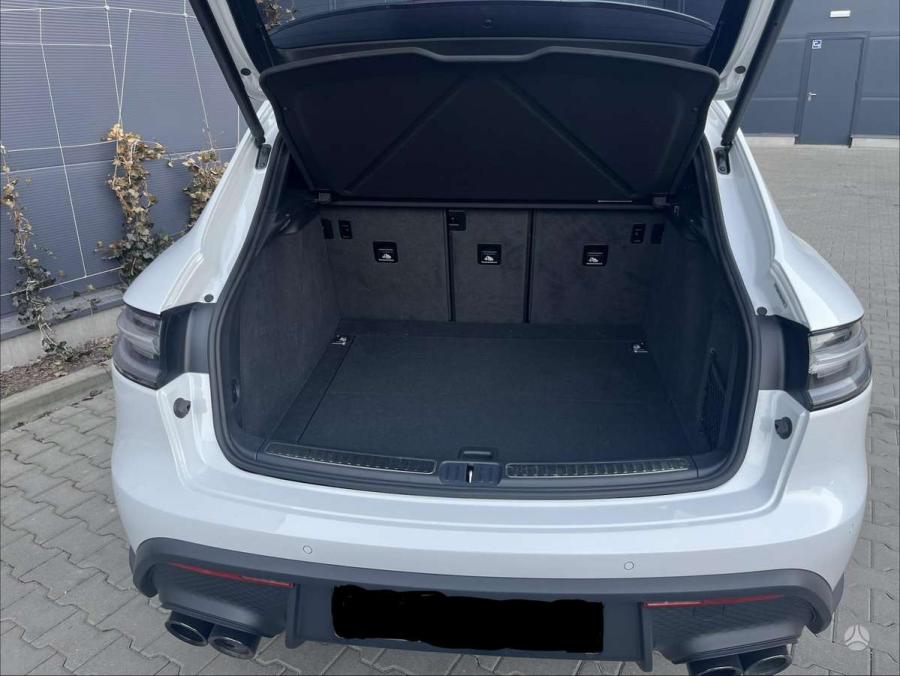 White Porsche Macan 2023 in Klaipeda, with an engine capacity of 2.89 L and mileage of 19 thousand km for 53900 €, photo 17 on AUTOMOTO.COM.LV