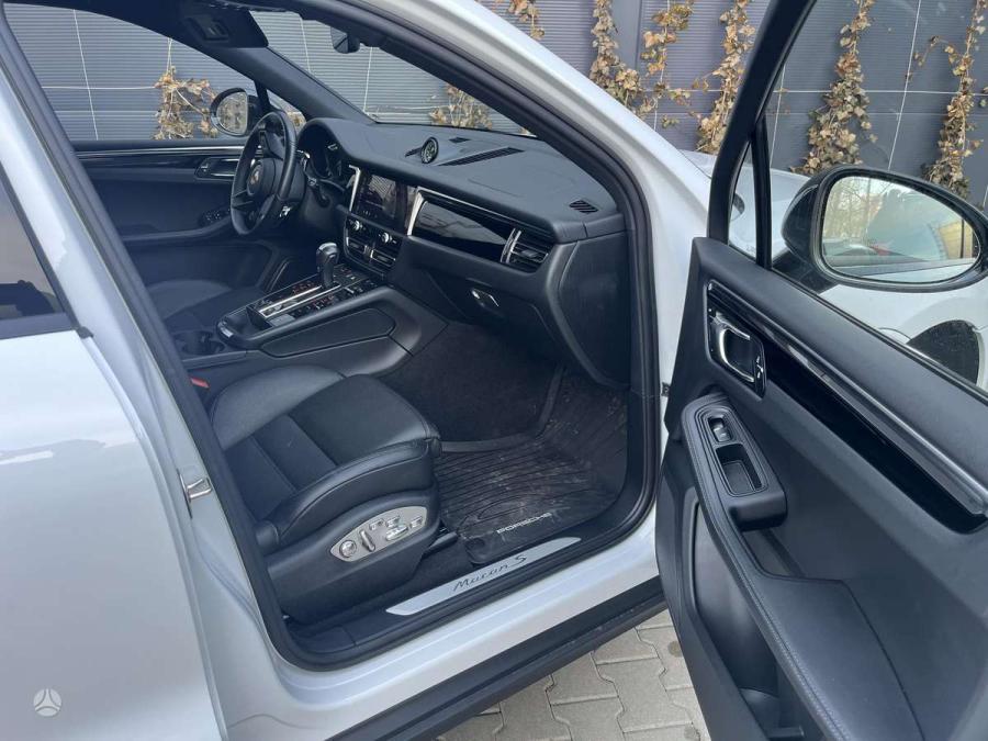 White Porsche Macan 2023 in Klaipeda, with an engine capacity of 2.89 L and mileage of 19 thousand km for 53900 €, photo 20 on AUTOMOTO.COM.LV
