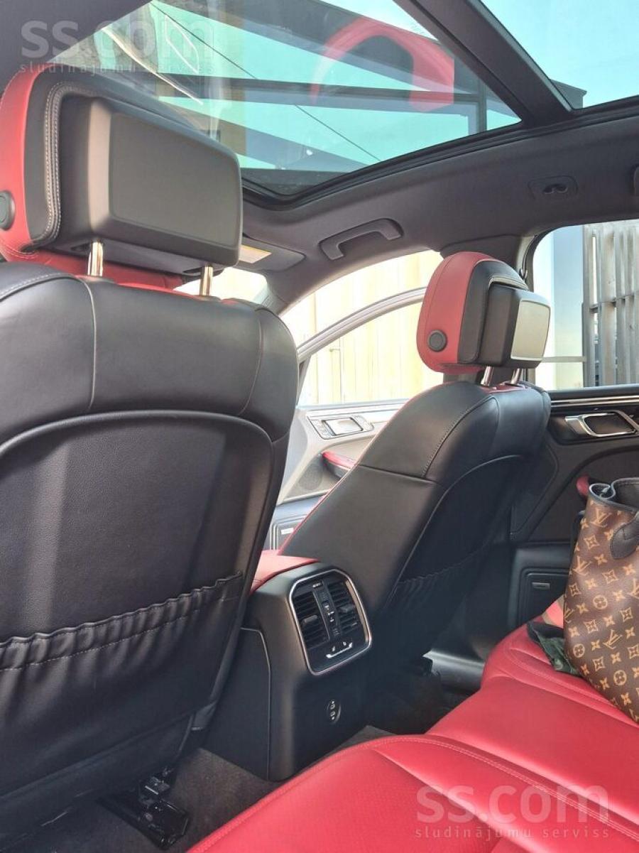 White Porsche Macan 2024 in Riga, with an engine capacity of 2.00 L and mileage of 20 thousand km for 44999 €, photo 8 on AUTOMOTO.COM.LV