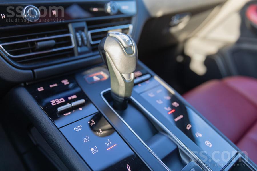 Balts Porsche Macan 2024 Rīga, ar dzinēja tilpumu 2.00 L un nobraukumu 16 tūkst. km par 52000 €, foto 9 vietnē AUTOMOTO.COM.LV