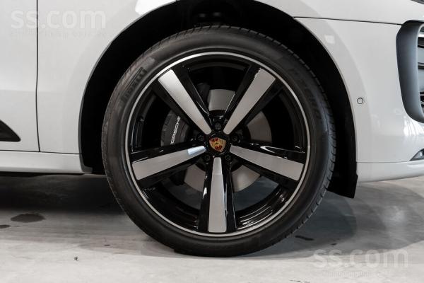 White Porsche Macan 2024 in Riga, with an engine capacity of 3.00 L and mileage of 8 thousand km for 85000 €, photo 7 on AUTOMOTO.COM.LV