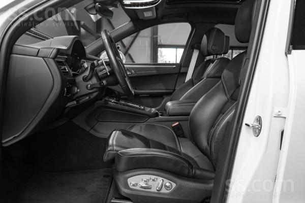 White Porsche Macan 2024 in Riga, with an engine capacity of 3.00 L and mileage of 8 thousand km for 85000 €, photo 8 on AUTOMOTO.COM.LV
