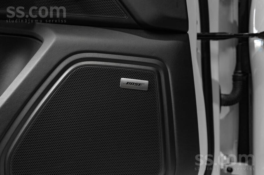 White Porsche Macan 2024 in Riga, with an engine capacity of 3.00 L and mileage of 8 thousand km for 85000 €, photo 18 on AUTOMOTO.COM.LV