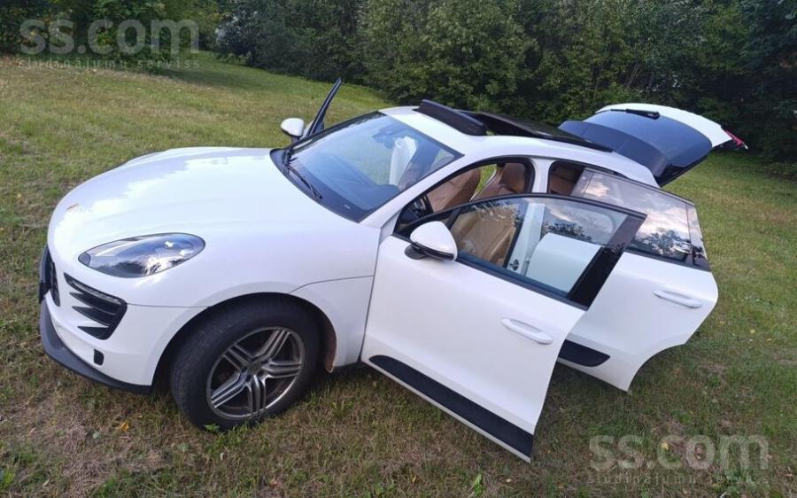 White Porsche Macan 2018 in Riga, with an engine capacity of 2.00 L and mileage of 125 thousand km for 35000 €, photo 3 on AUTOMOTO.COM.LV