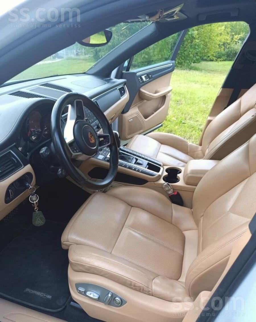 White Porsche Macan 2018 in Riga, with an engine capacity of 2.00 L and mileage of 125 thousand km for 35000 €, photo 4 on AUTOMOTO.COM.LV