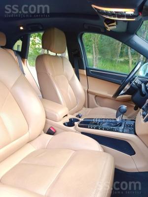 White Porsche Macan 2018 in Riga, with an engine capacity of 2.00 L and mileage of 125 thousand km for 35000 €, photo 5 on AUTOMOTO.COM.LV