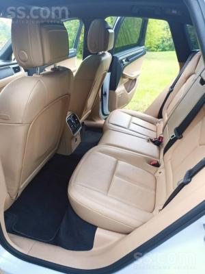 White Porsche Macan 2018 in Riga, with an engine capacity of 2.00 L and mileage of 125 thousand km for 35000 €, photo 6 on AUTOMOTO.COM.LV