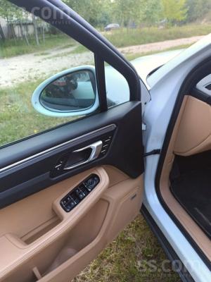 White Porsche Macan 2018 in Riga, with an engine capacity of 2.00 L and mileage of 125 thousand km for 35000 €, photo 7 on AUTOMOTO.COM.LV
