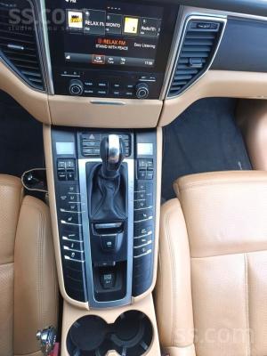 White Porsche Macan 2018 in Riga, with an engine capacity of 2.00 L and mileage of 125 thousand km for 35000 €, photo 8 on AUTOMOTO.COM.LV
