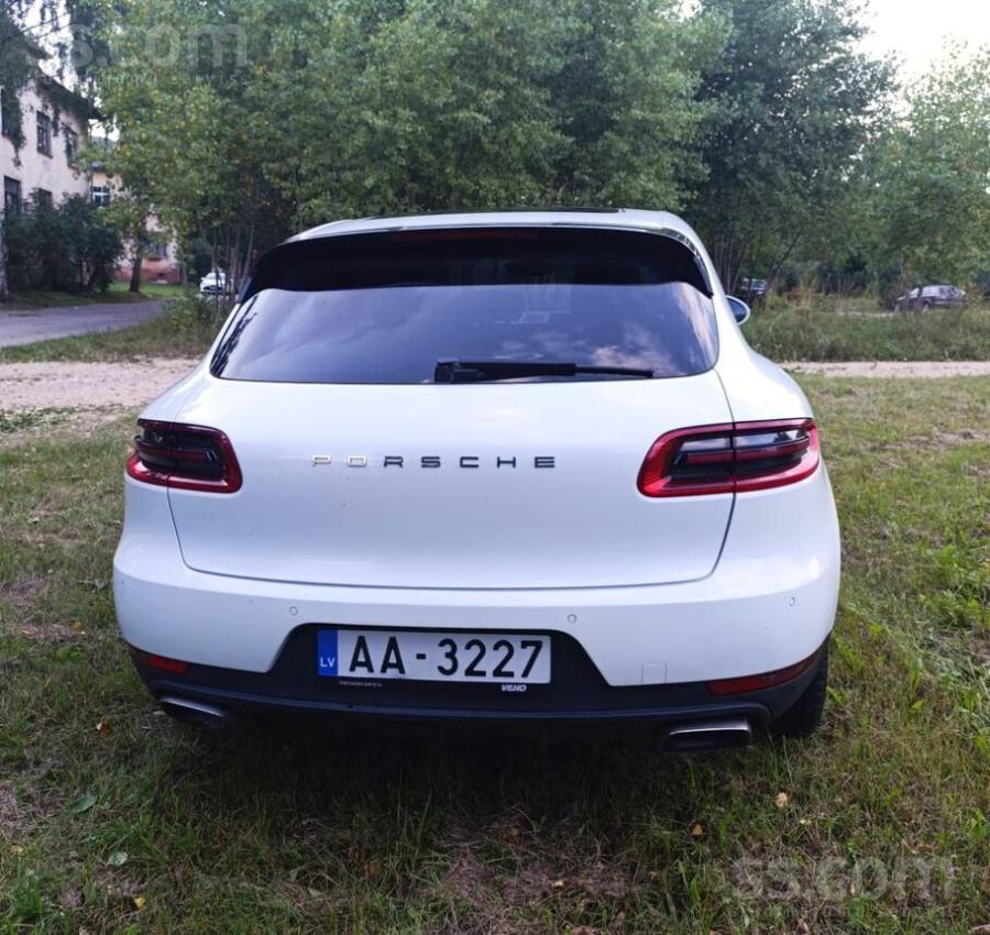 White Porsche Macan 2018 in Riga, with an engine capacity of 2.00 L and mileage of 125 thousand km for 35000 €, photo 11 on AUTOMOTO.COM.LV