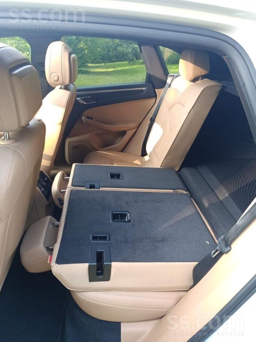 White Porsche Macan 2018 in Riga, with an engine capacity of 2.00 L and mileage of 125 thousand km for 35000 €, photo 13 on AUTOMOTO.COM.LV