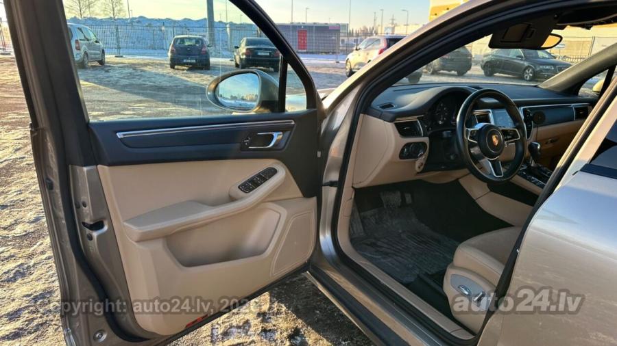 Dzeltens Porsche Macan 2016 Tallina, ar dzinēja tilpumu 2.00 L un nobraukumu 33 tūkst. km par 30000 €, foto 9 vietnē AUTOMOTO.COM.LV