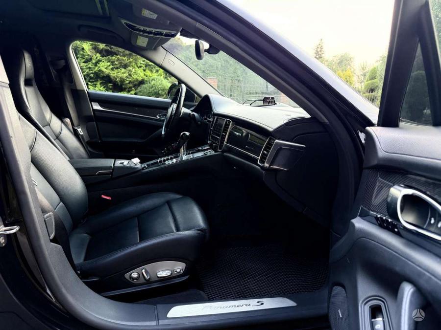 Black Porsche Panamera 2013 in Kaunas, with an engine capacity of 3.00 L and mileage of 146 thousand km for 16900 €, photo 19 on AUTOMOTO.COM.LV