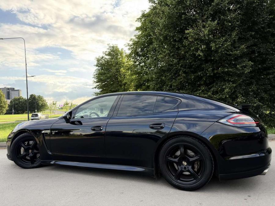 Black Porsche Panamera 2013 in Kaunas, with an engine capacity of 3.00 L and mileage of 145 thousand km for 17500 €, photo 4 on AUTOMOTO.COM.LV