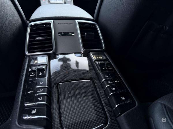 Black Porsche Panamera 2013 in Kaunas, with an engine capacity of 3.00 L and mileage of 146 thousand km for 18500 €, photo 8 on AUTOMOTO.COM.LV