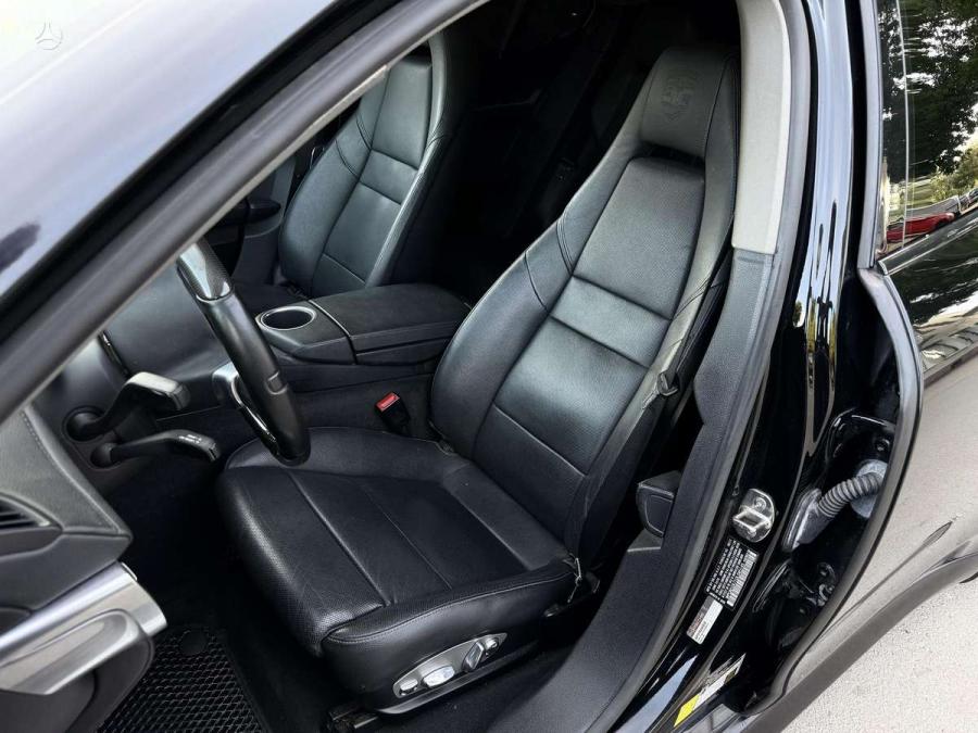 Black Porsche Panamera 2013 in Kaunas, with an engine capacity of 3.00 L and mileage of 146 thousand km for 18500 €, photo 19 on AUTOMOTO.COM.LV
