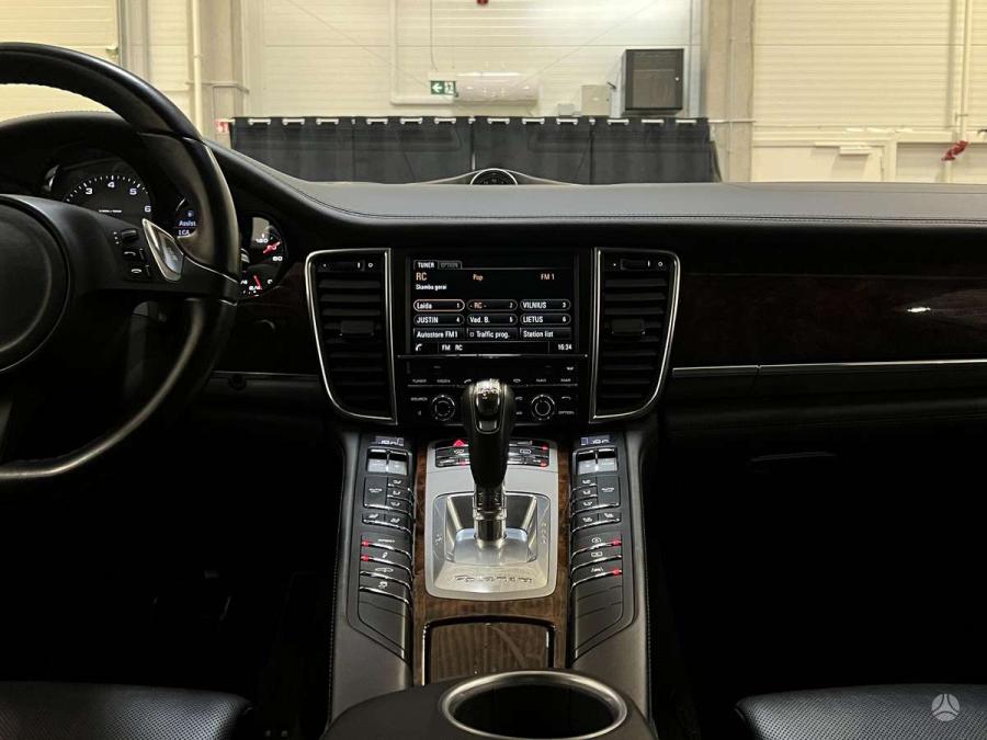 Melns Porsche Panamera 2014 Viļņa, ar dzinēja tilpumu 3.00 L un nobraukumu 97 tūkst. km par 29990 €, foto 28 vietnē AUTOMOTO.COM.LV