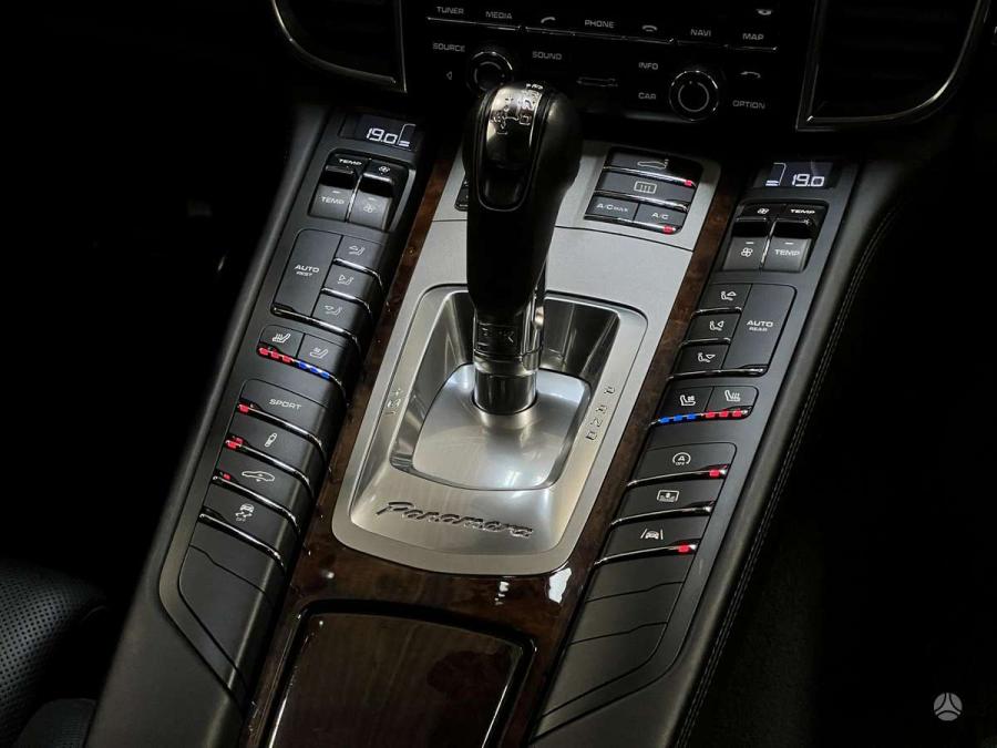 Melns Porsche Panamera 2014 Viļņa, ar dzinēja tilpumu 3.00 L un nobraukumu 97 tūkst. km par 29990 €, foto 29 vietnē AUTOMOTO.COM.LV