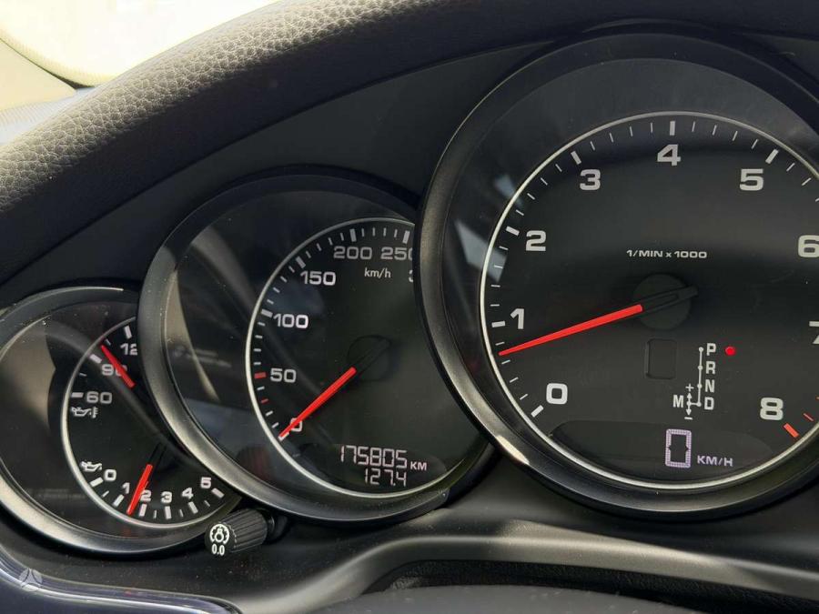Melns Porsche Panamera 2014 Viļņa, ar dzinēja tilpumu 3.61 L un nobraukumu 176 tūkst. km par 20000 €, foto 37 vietnē AUTOMOTO.COM.LV